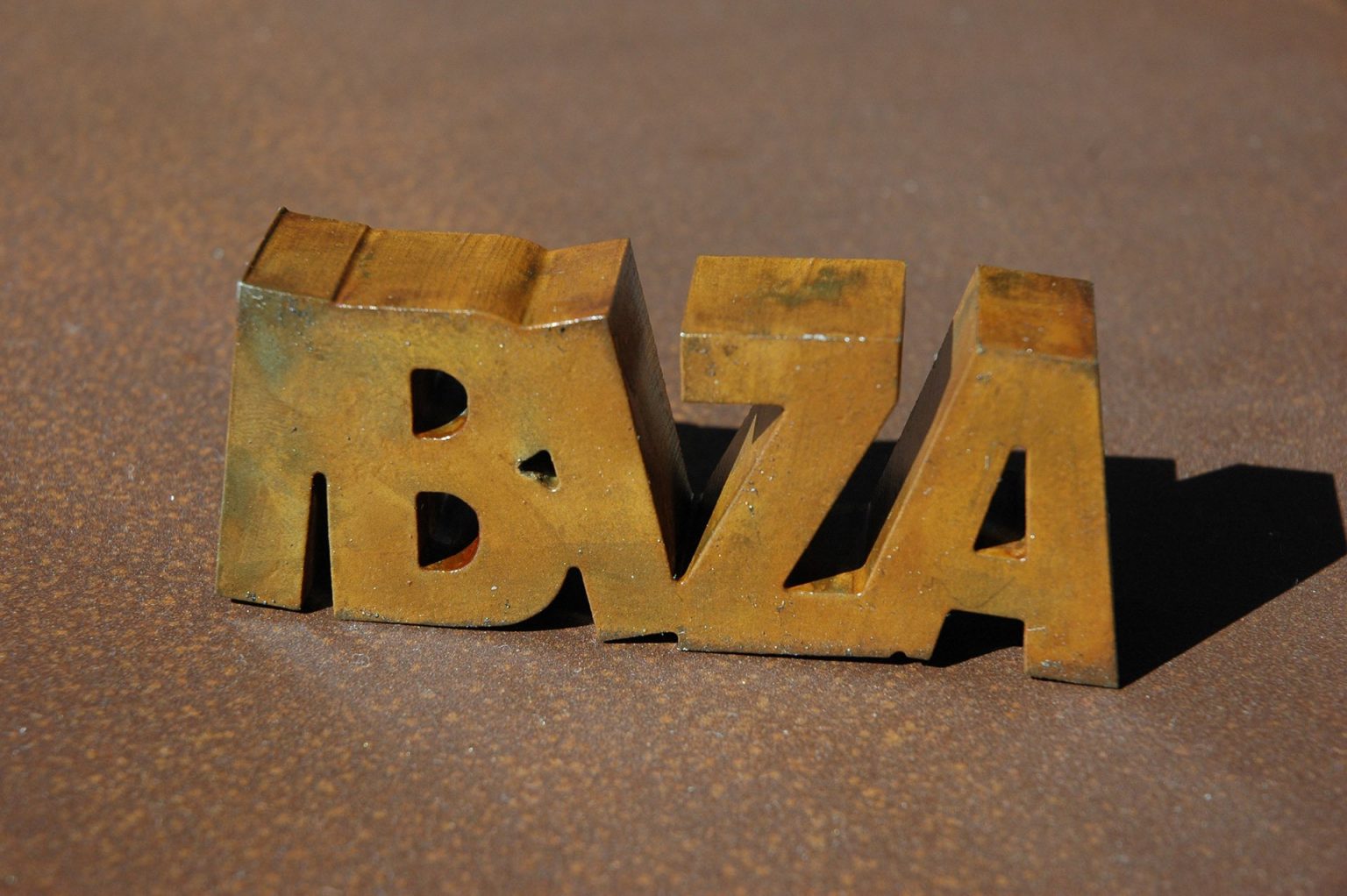 Corten Steel letters with a singular patina - Lineacor EN